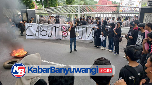 Demo Mahasiswa Tolak RUU TNI di Banyuwangi Diwarnai Aksi Bakar Ban ...