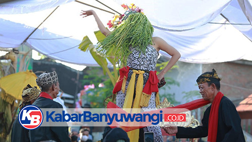 Wisatawan Antusias Saksikan Ritual Adat Tari Seblang Olehsari ...