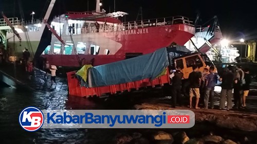 Truk Tronton Muat Gula Pasir Tergelincir di Dermaga Pelabuhan LCM Ketapang | Portal Kabar ...
